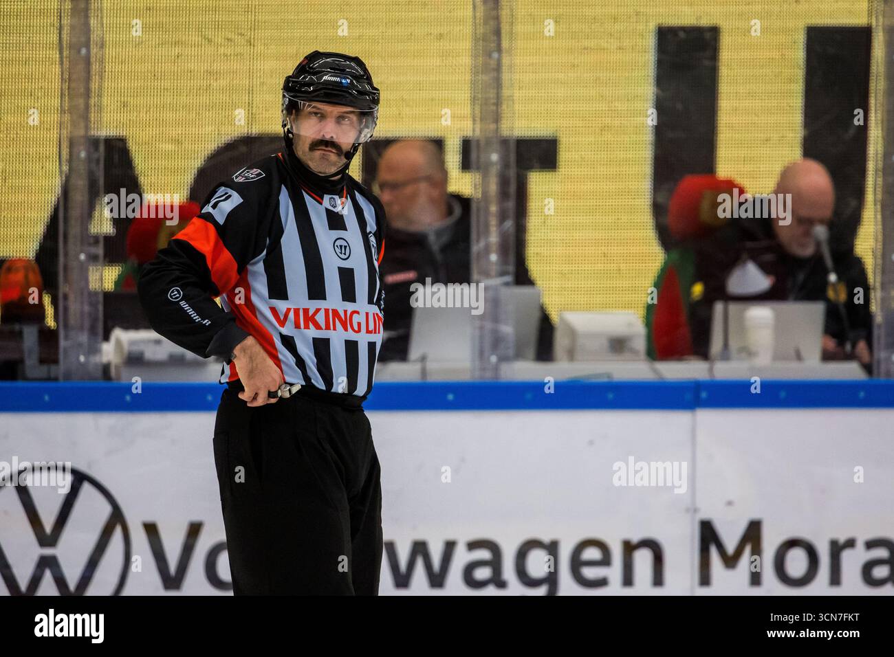 250919 Domare Daniel Wessner under ishockeymatchen i Hockeyallsvenskan ...