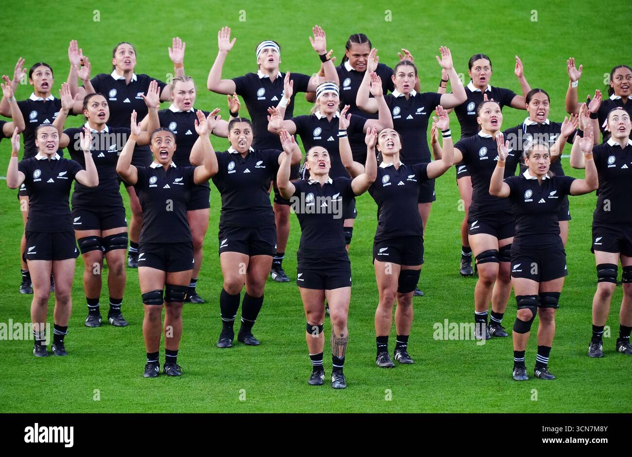 New Zealand players perform the haka ahead of the Women's Rugby World ...