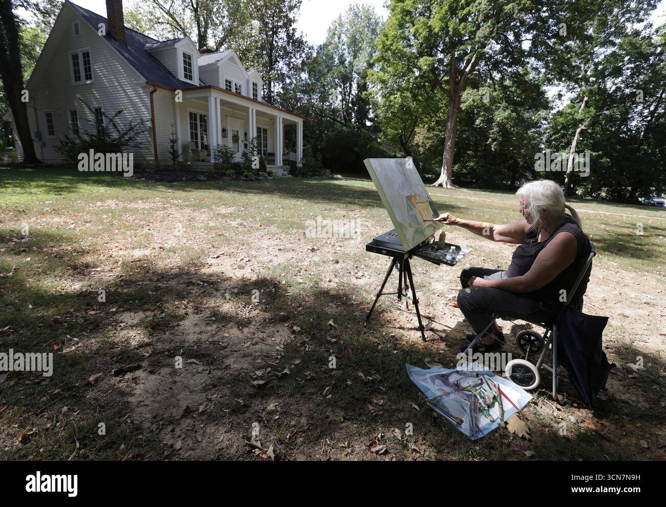 Martha Bratcher, a member of the Easel Does It Plein Air painters ...