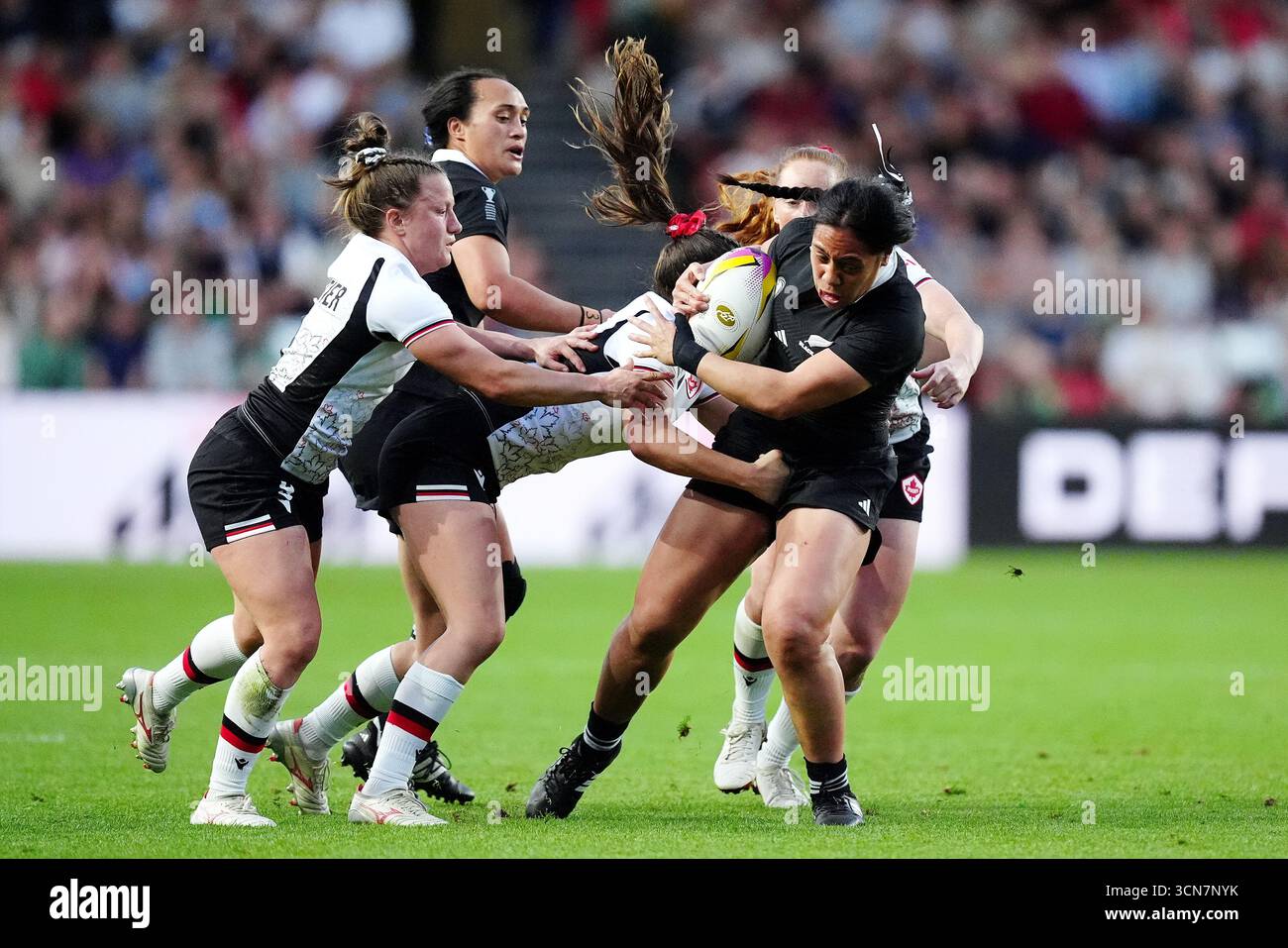 New Zealand's Logo-I-Pulotu Lemapu-Ataii Sylvia Brunt (right) is ...