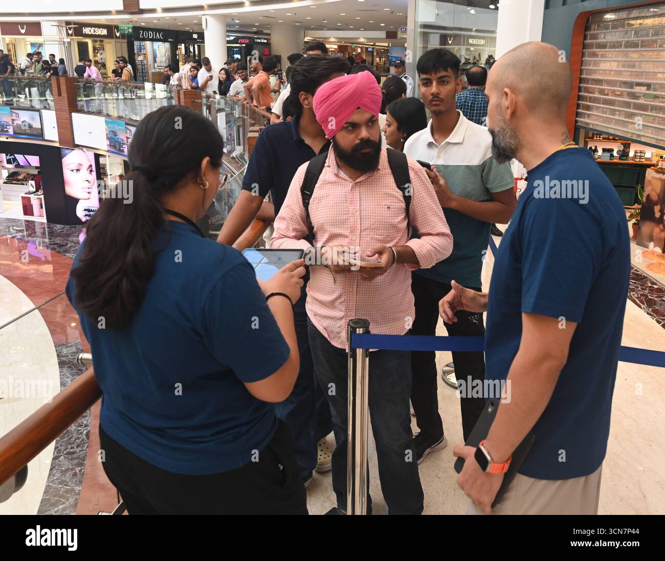 NEW DELHI, INDIA - SEPTEMBER 19: Long queue of Apple enthusiasts ...