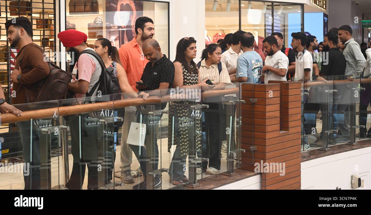 NEW DELHI, INDIA - SEPTEMBER 19: Long queue of Apple enthusiasts ...