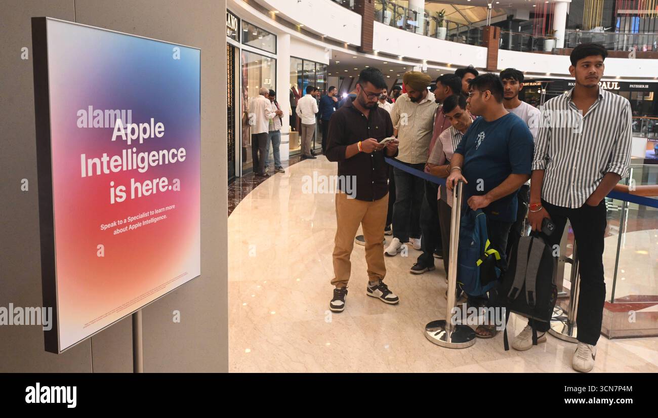 NEW DELHI, INDIA - SEPTEMBER 19: Long queue of Apple enthusiasts ...