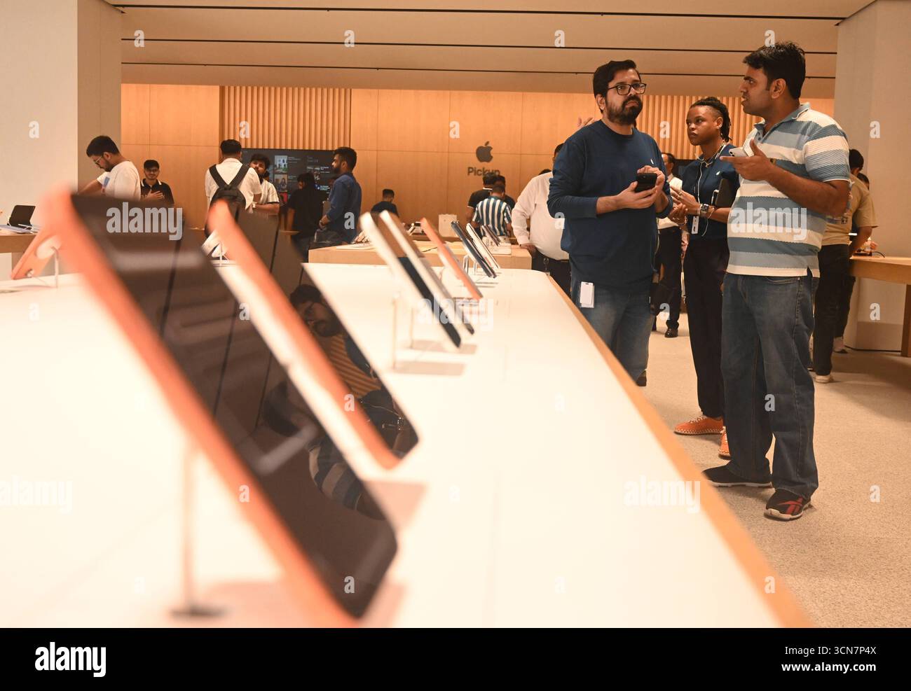 NEW DELHI, INDIA - SEPTEMBER 19: Apple enthusiasts at the company s ...