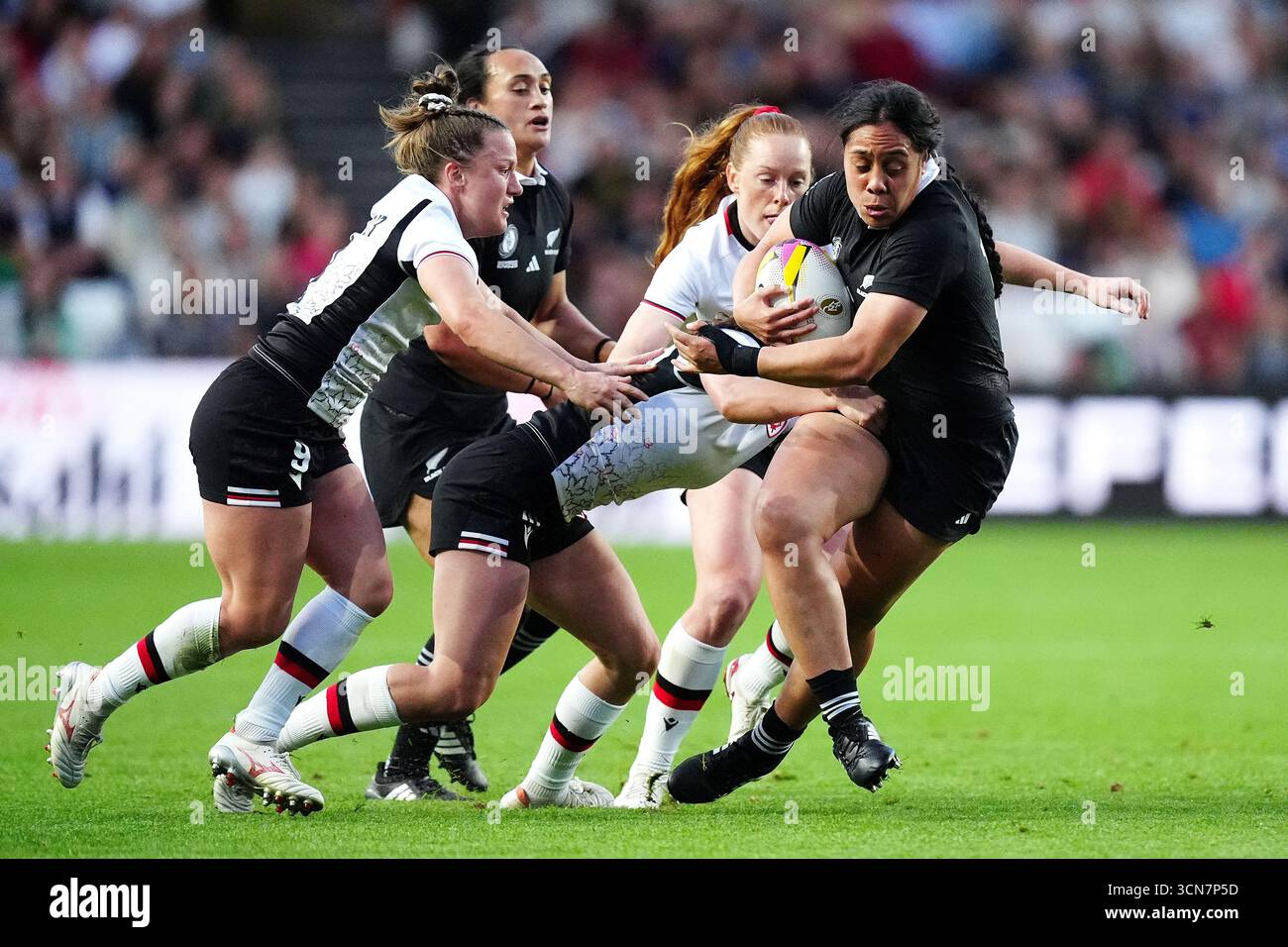 New Zealand's Logo-I-Pulotu Lemapu-Ataii Sylvia Brunt (right) is ...