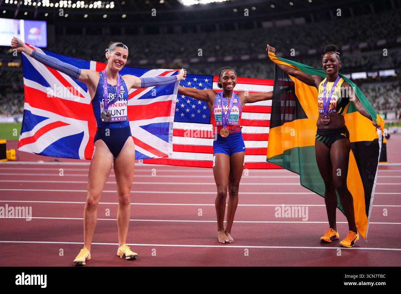 (L-R) Amy Hunt (GBR), Melissa Jefferson-Wooden (USA), Shericka Jackson ...
