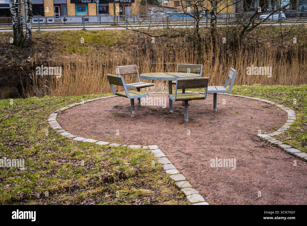 Outdoor park seating with round table Stock Photo - Alamy