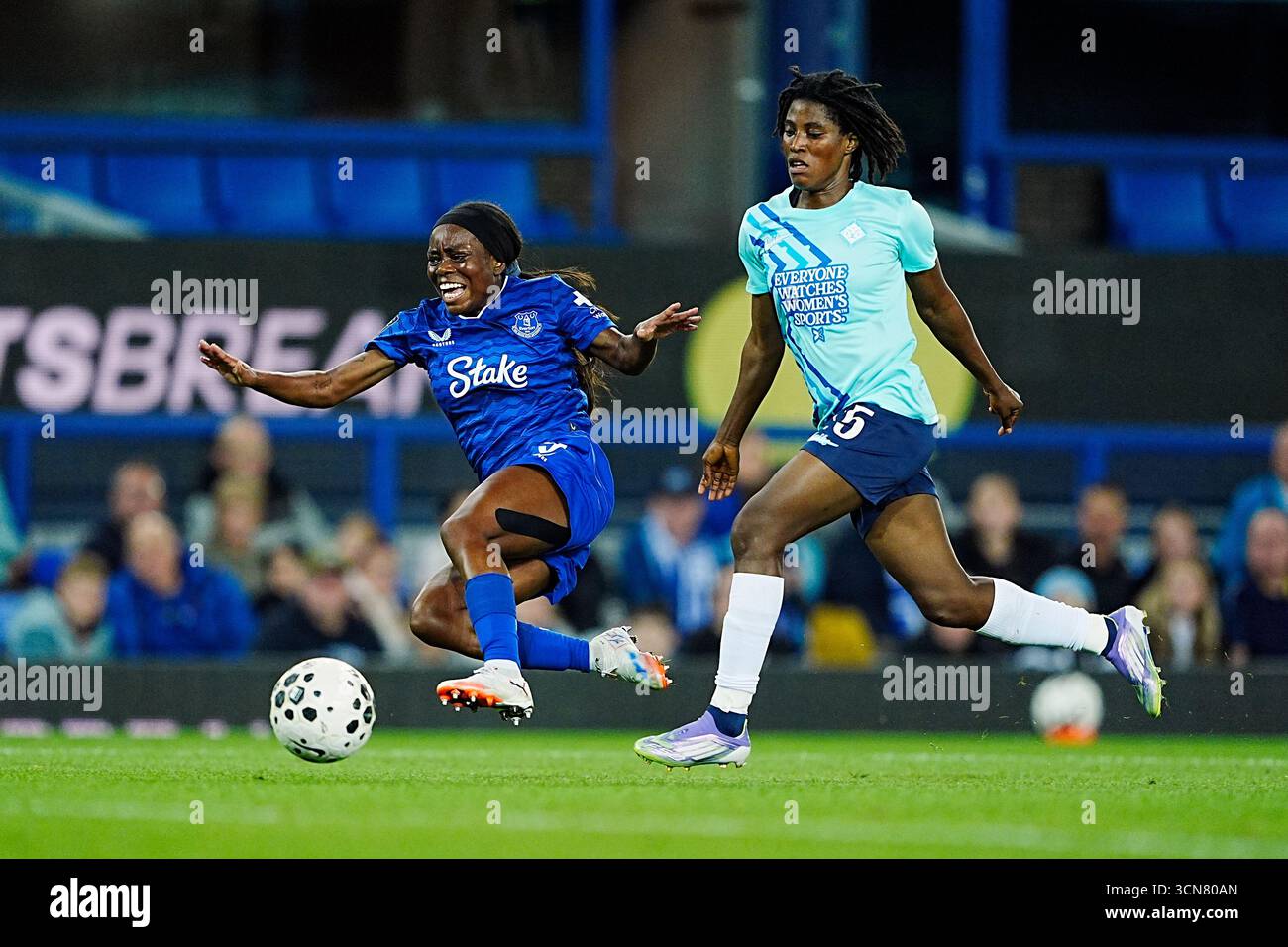 Everton's Everton's Toni Payne (left) and London City Lionesses' Rofiat ...