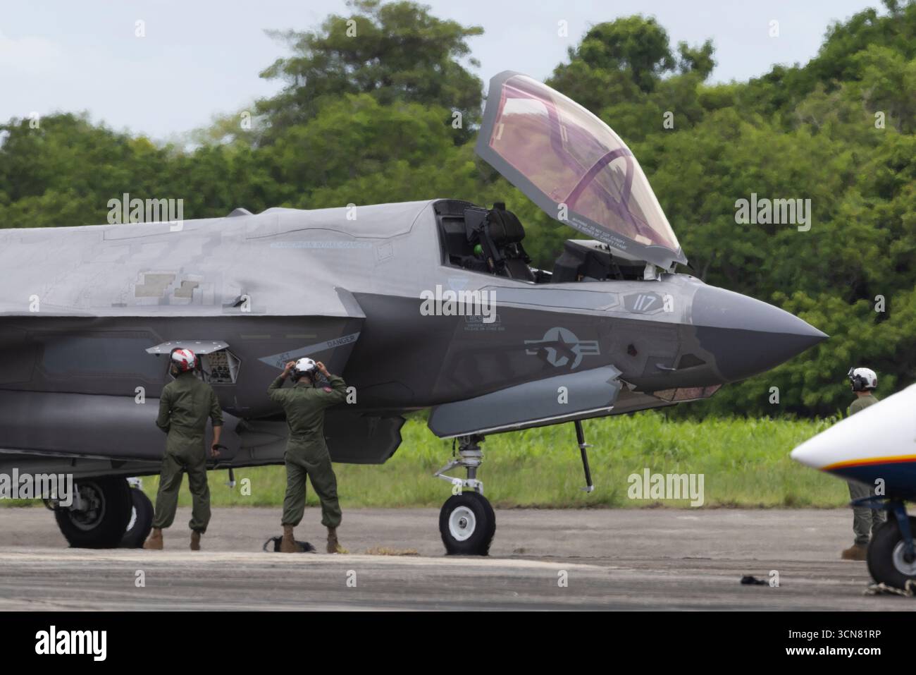 U.S. Marines conduct checks on an U.S. fighter jet at Jose Aponte de la ...