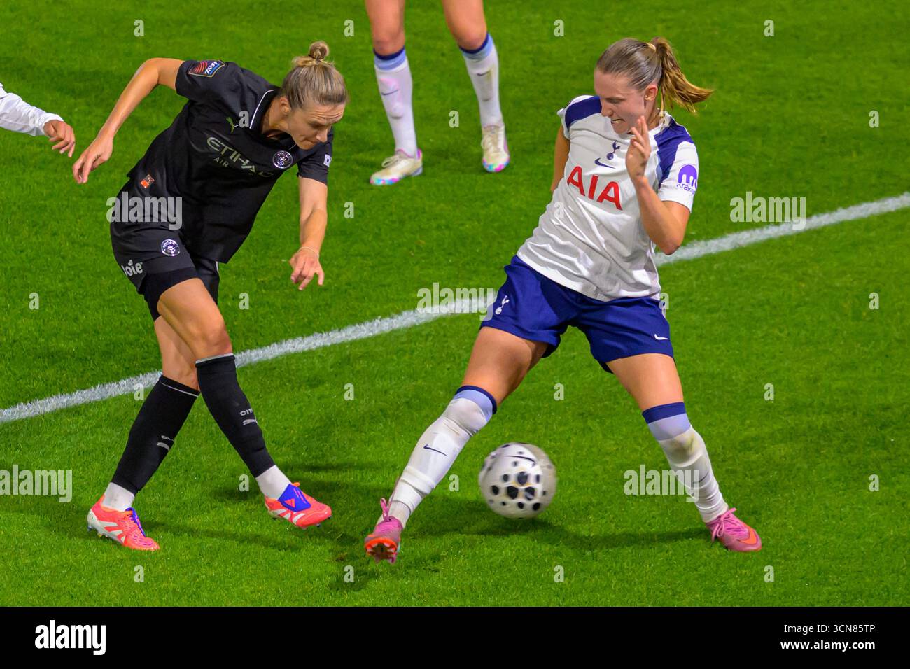 Vivianne Miedema (10 Manchester City) taking a shot on goal during the ...