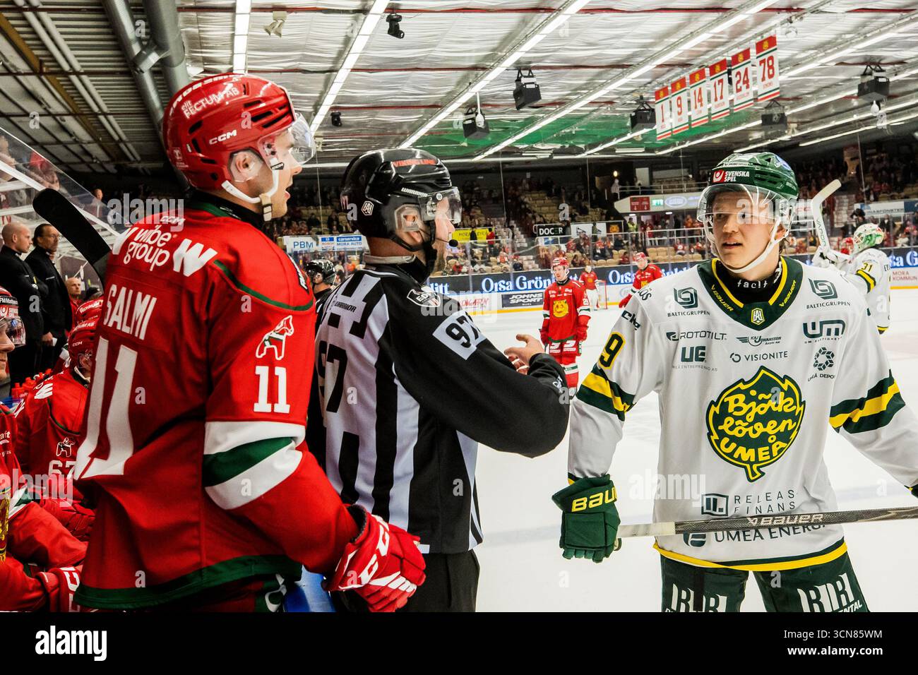 250919 Moras Gustav Salmi-Lilja och Björklövens Liam Dower Nilsson under ishockeymatchen i ...