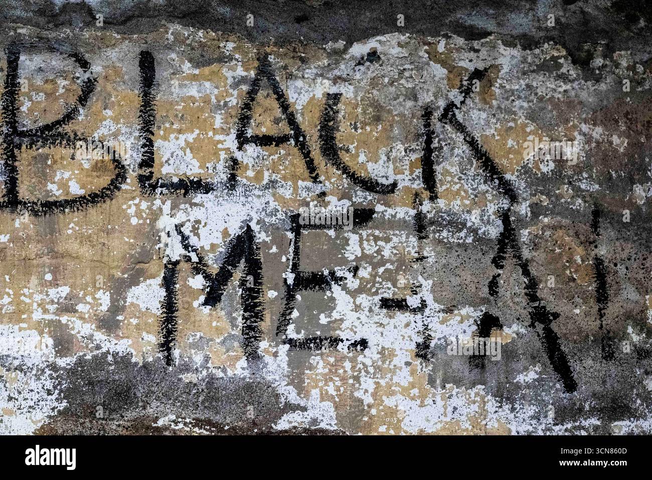 Das Bild zeigt den Black-Metal-Schriftzug im Keller von Neseblod ...