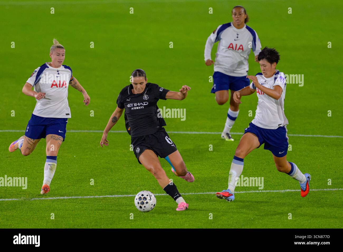 Grace Clinton (6 Manchester City) on the ball during the Barclays Women ...