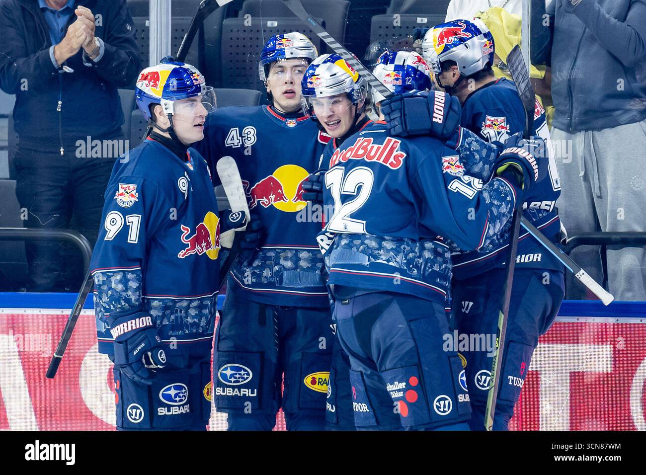 Die Muenchner bejubeln mit Veit Oswald (EHC Red Bull Muenchen, #27) dessen Tor zum 1:1 ...