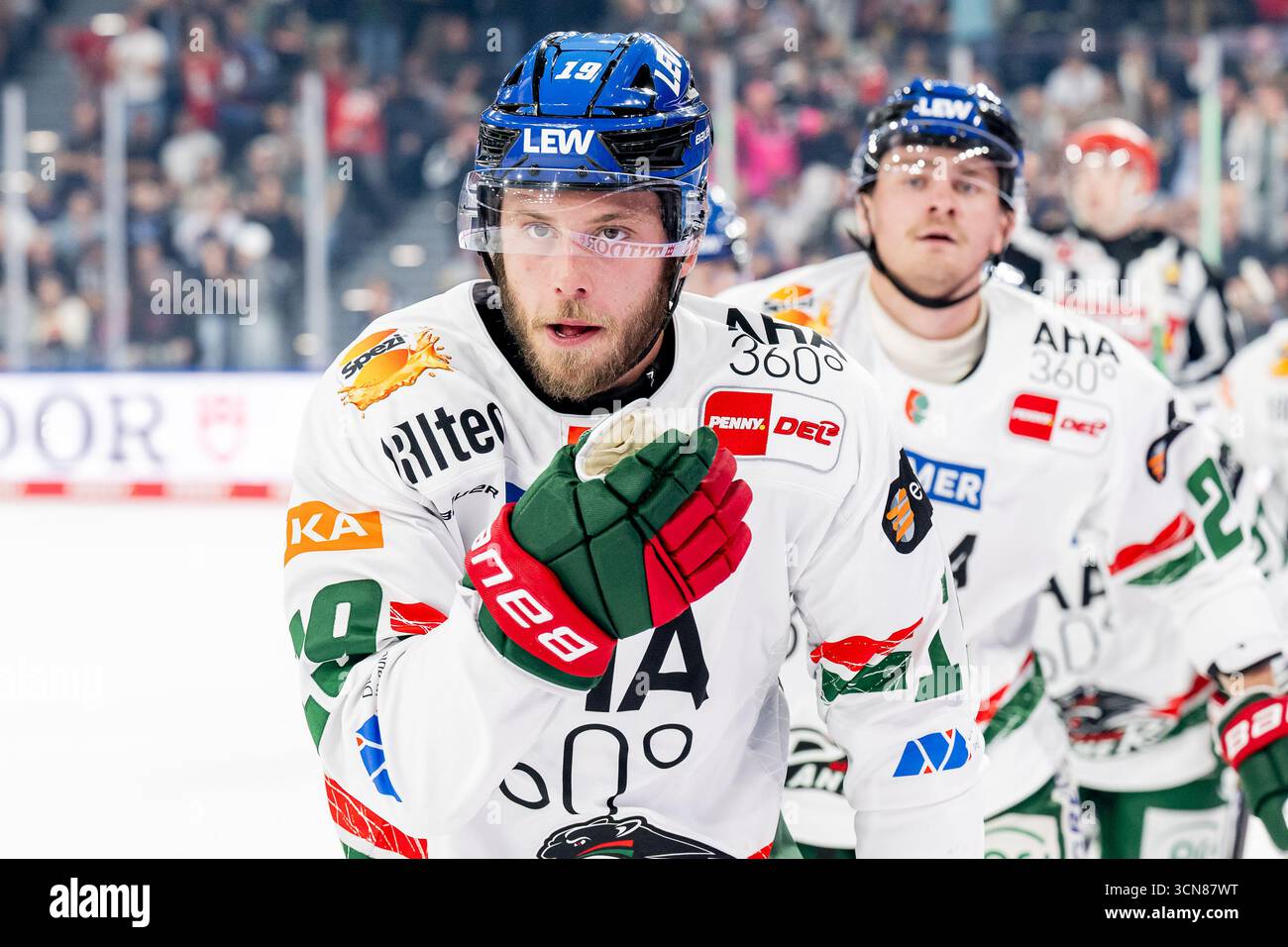 Riley Damiani (Augsburger Panther, #19) bei der Rueckkehr zur Bank nach ...