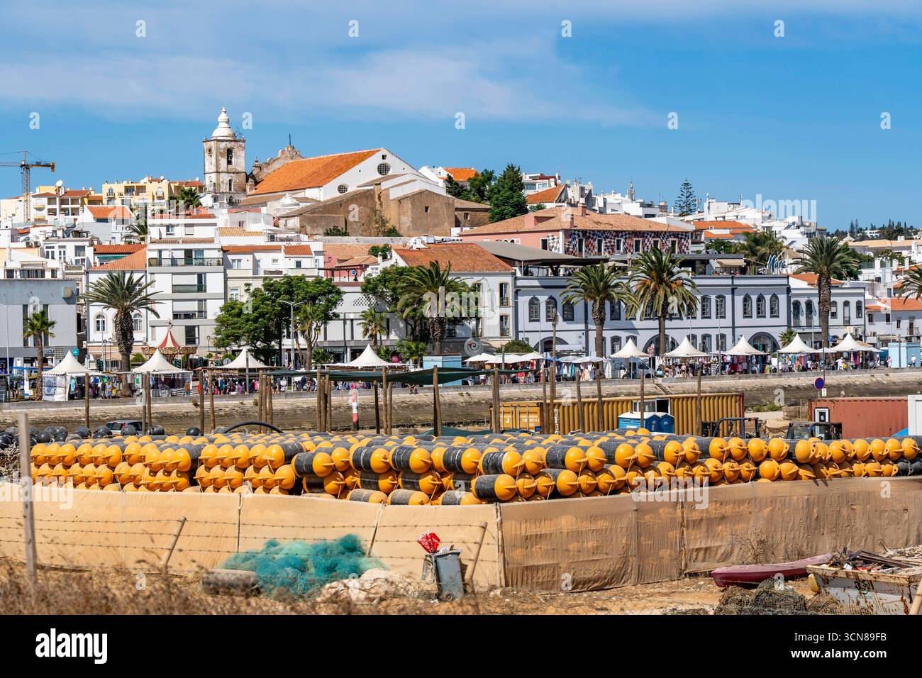 Die Skyline der Altstadt von Lagos, am Fluss Bensafrim, Hafenkanal, im ...