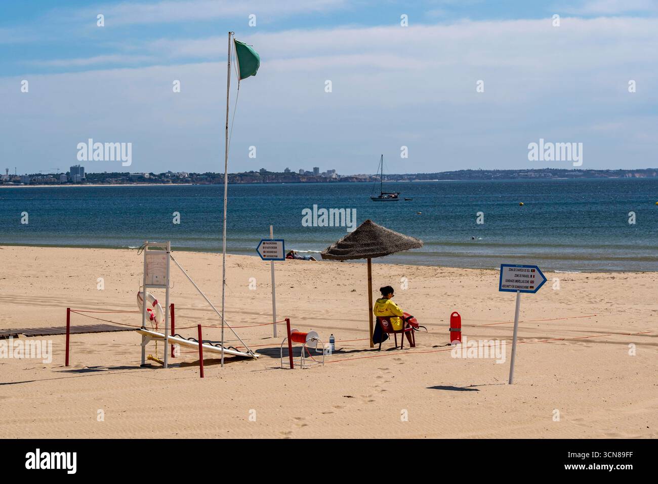 Der Badestrand Praia de Sao Roque, östlich der Innenstadt von Lagos ...