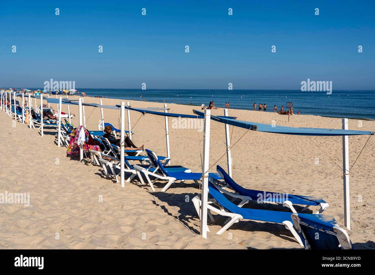 Kilometerlanger Sandstrand Praia do Barril, auf der Insel vor Santa ...