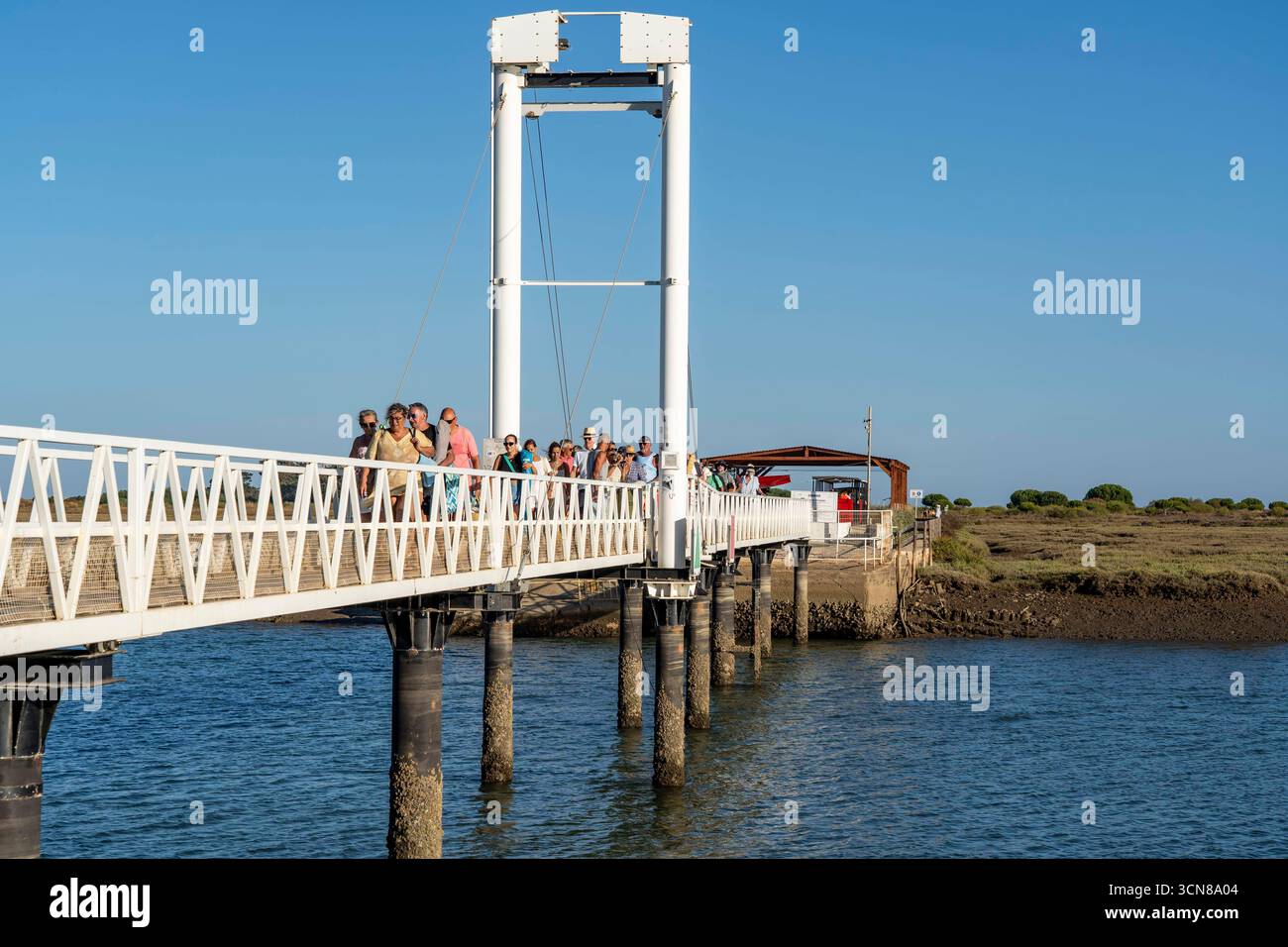 Brücke über die Lagune zum Kilometerlangen Sandstrand Praia do Barril, auf der Insel vor Santa ...