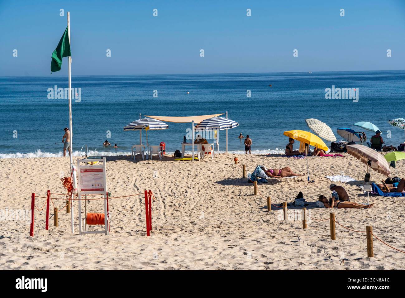 Kilometerlanger Sandstrand Praia do Barril, auf der Insel vor Santa ...