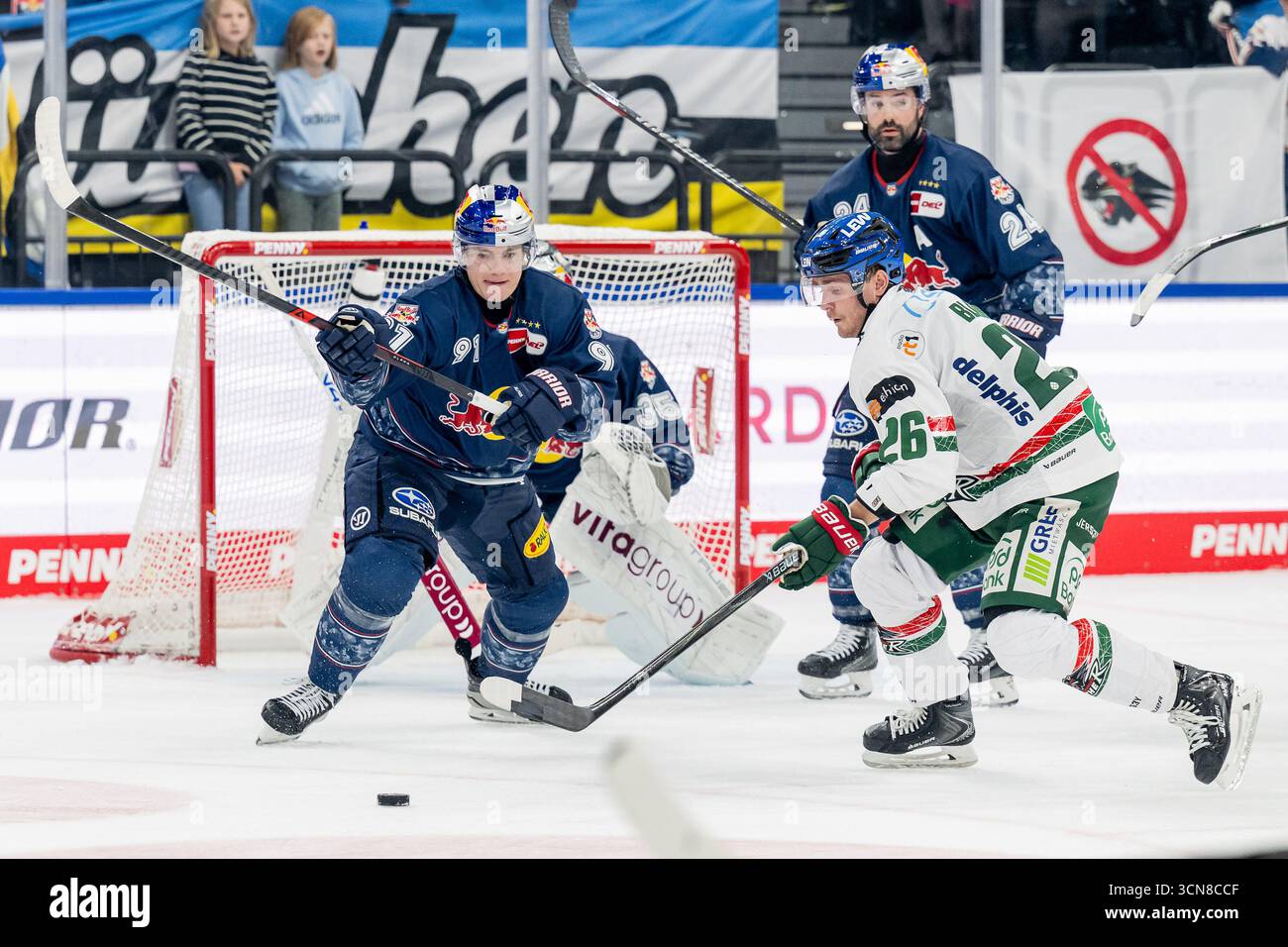 Jeremy McKenna (EHC Red Bull Muenchen, #91) verteidigt gegen Alexander ...