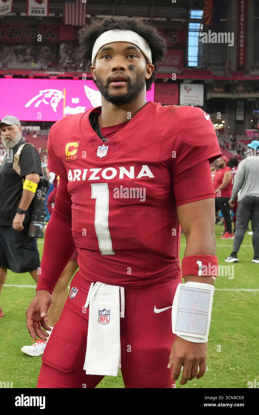 Arizona Cardinals quarterback Kyler Murray (1) warms up before an NFL ...