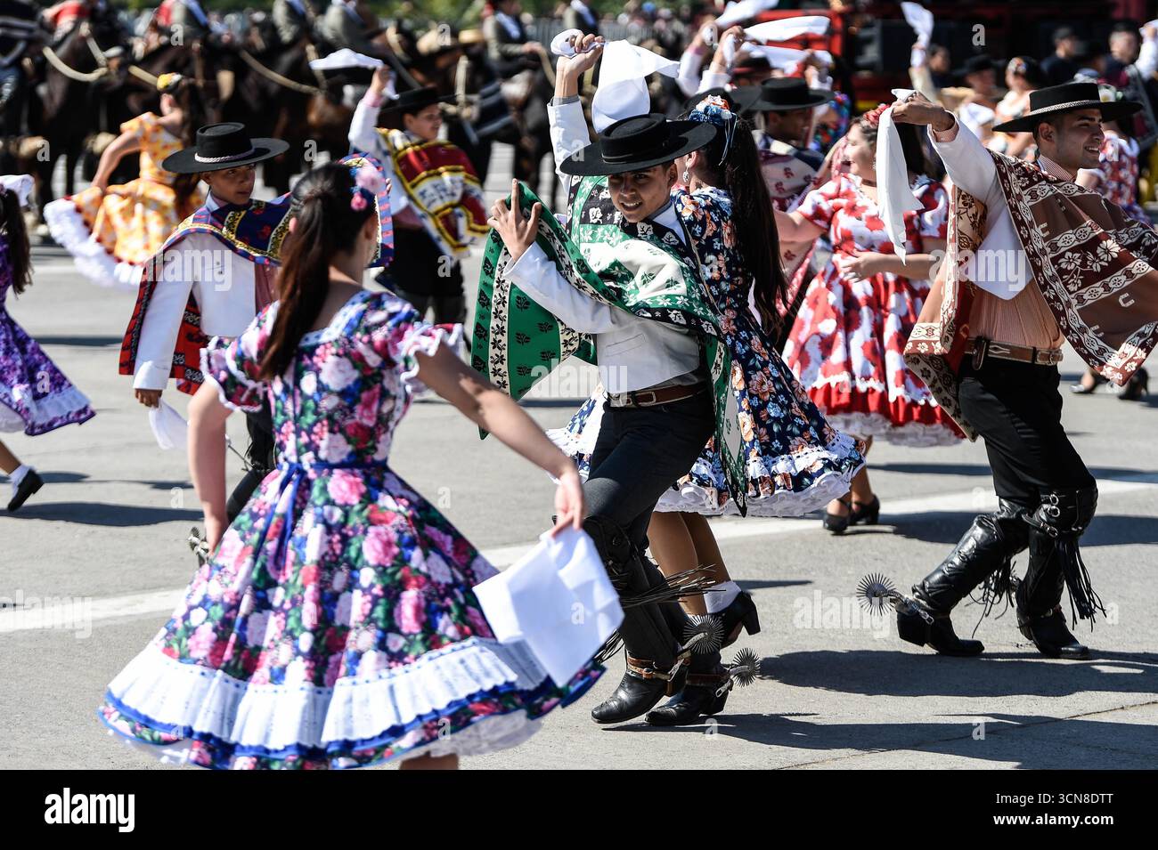 (250919)-- SANTIAGO, Sept. 19, 2025 (Xinhua) -- Dancers in folk ...