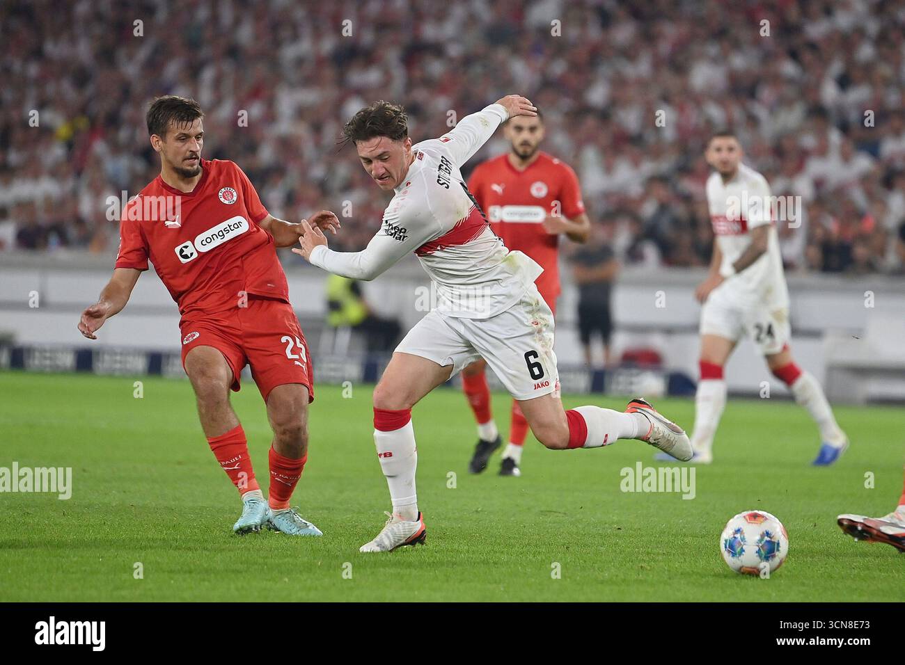 Angelo STILLER (VFB Stuttgart), action, duels versus Louis OPPIE (St ...