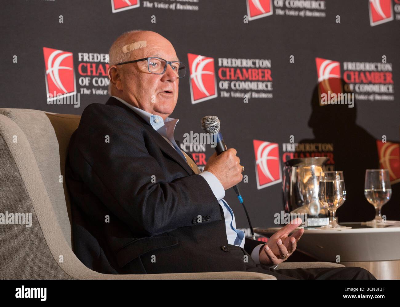 U.S. Ambassador to Canada Pete Hoekstra speaks with business leaders in ...