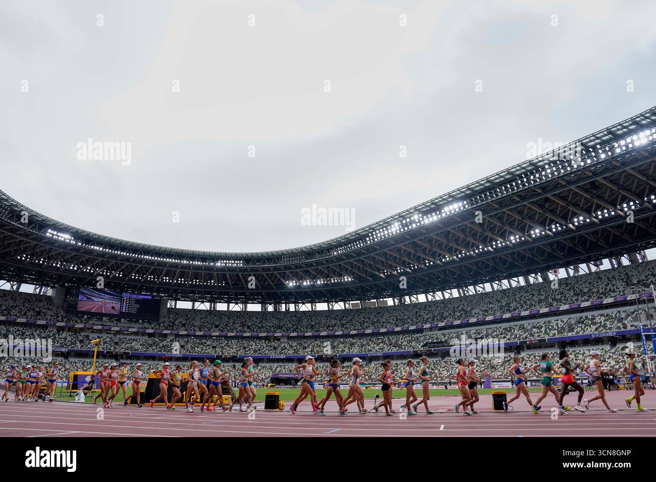 Competitors start the women's 20 kilometers race walk at the World ...