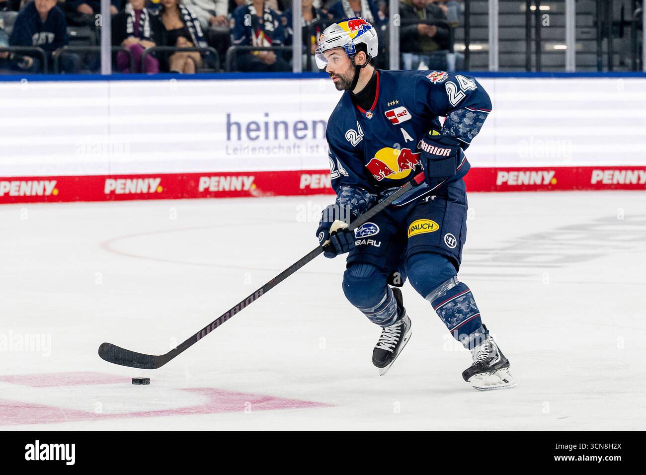 Ryan Murphy (EHC Red Bull Muenchen, #24) GER, EHC Red Bull Muenchen vs ...