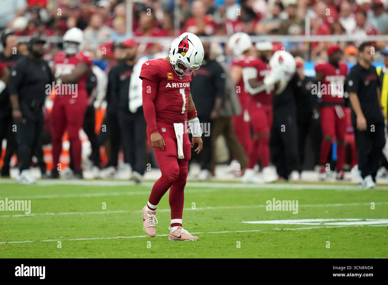 Arizona Cardinals quarterback Kyler Murray (1) reacts after throwing an ...