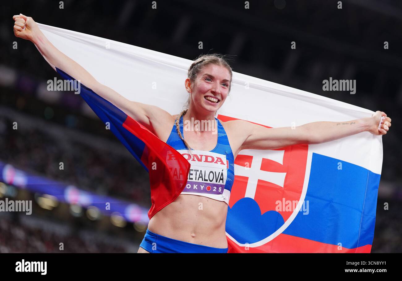 (250920) -- TOKYO, Sept. 20, 2025 (Xinhua) -- Bronze medalist Emma ...