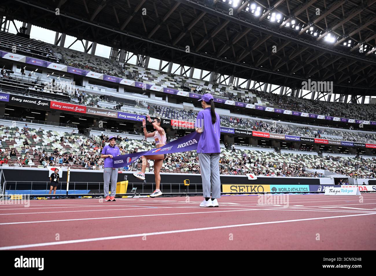 (250920) -- TOKYO, Sept. 20, 2025 (Xinhua) -- Maria Perez (C) of Spain ...