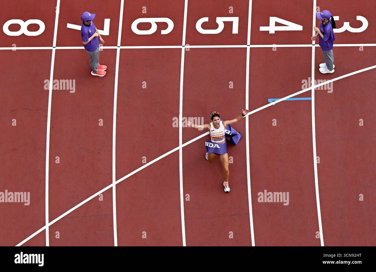 (250920) -- TOKYO, Sept. 20, 2025 (Xinhua) -- Gold medalist Maria Perez ...