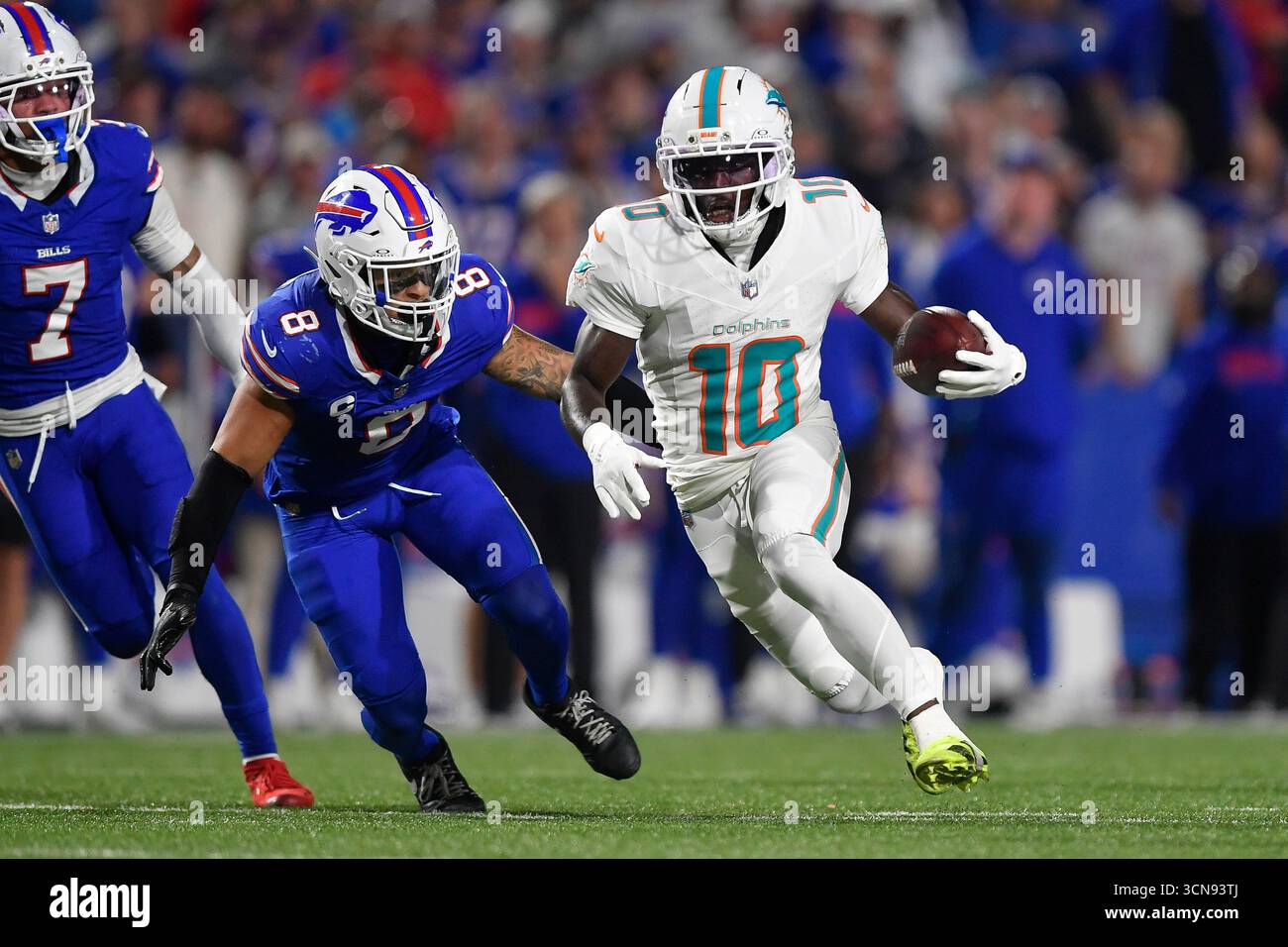 Miami Dolphins wide receiver Tyreek Hill (10) carries the ball past ...