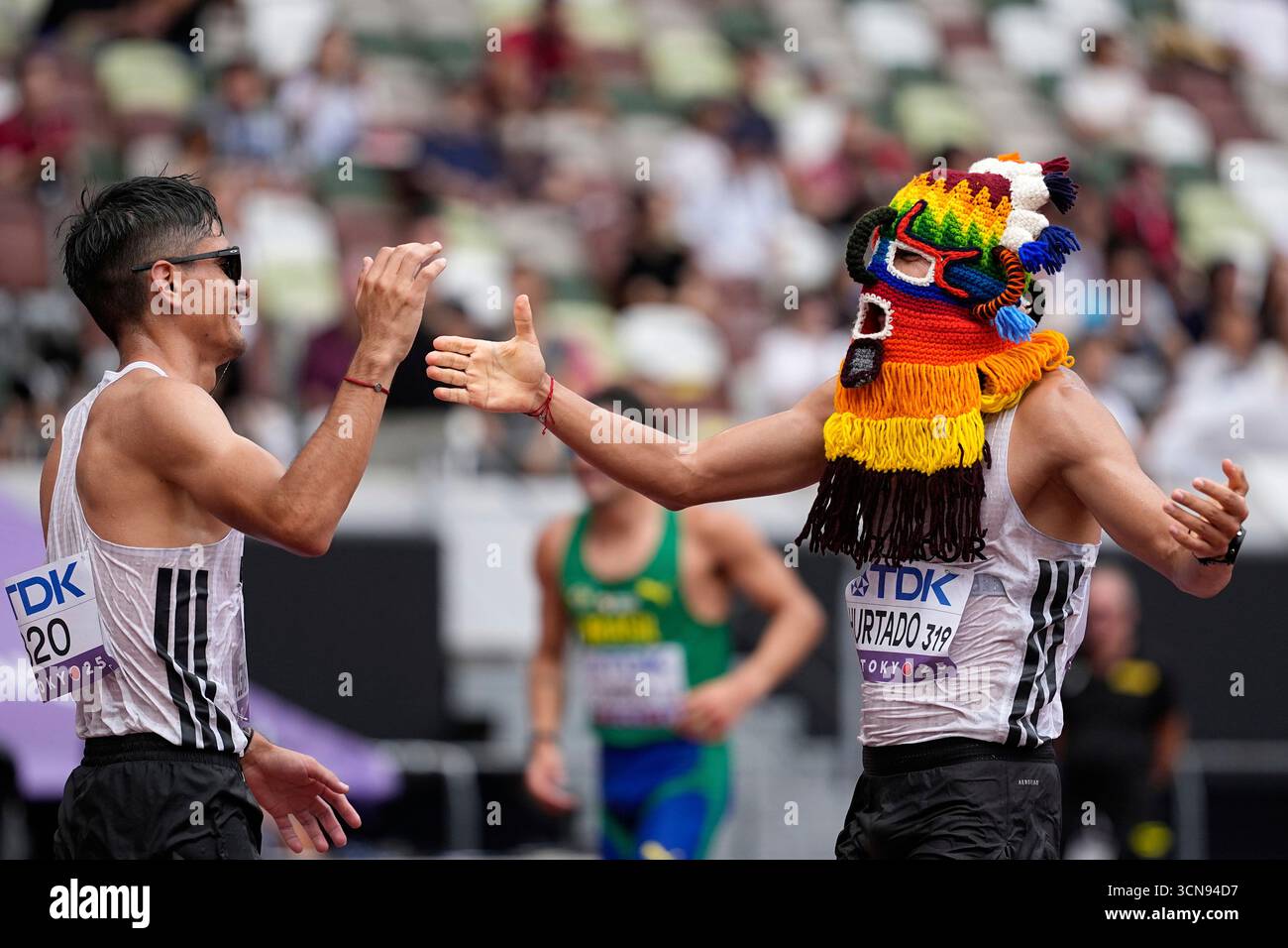 Ecuador's David Hurtado celebrates with teammate Jordy Rafael Jimenez ...