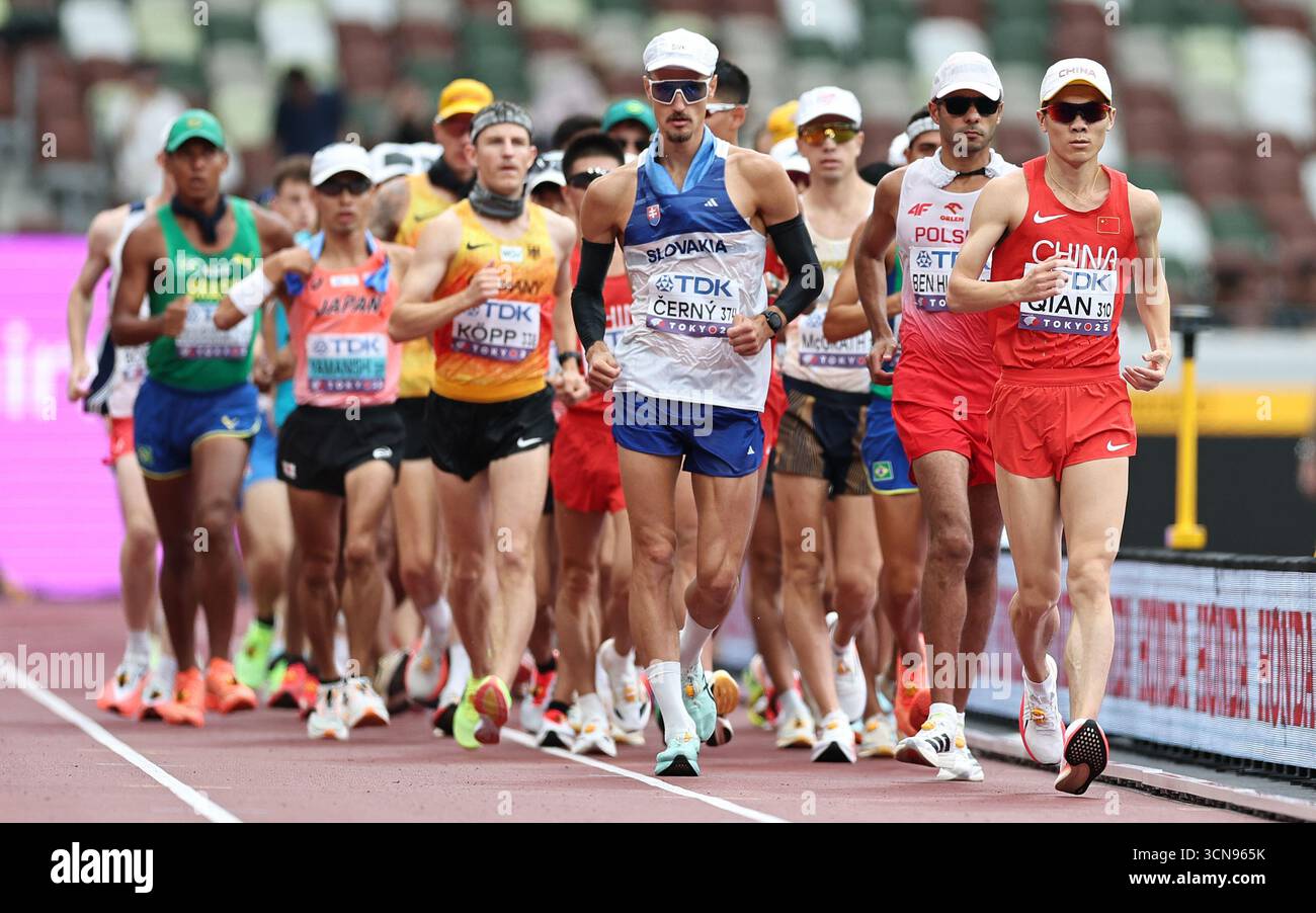 (250920) -- TOKYO, Sept. 20, 2025 (Xinhua) -- Qian Haifeng (1st R) of ...