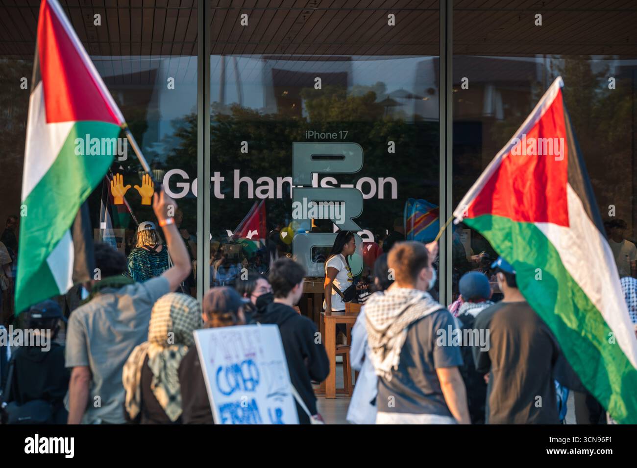 Seattle, USA. 19th Sep, 2025. Just after 6:00pm Pro Palestine ...
