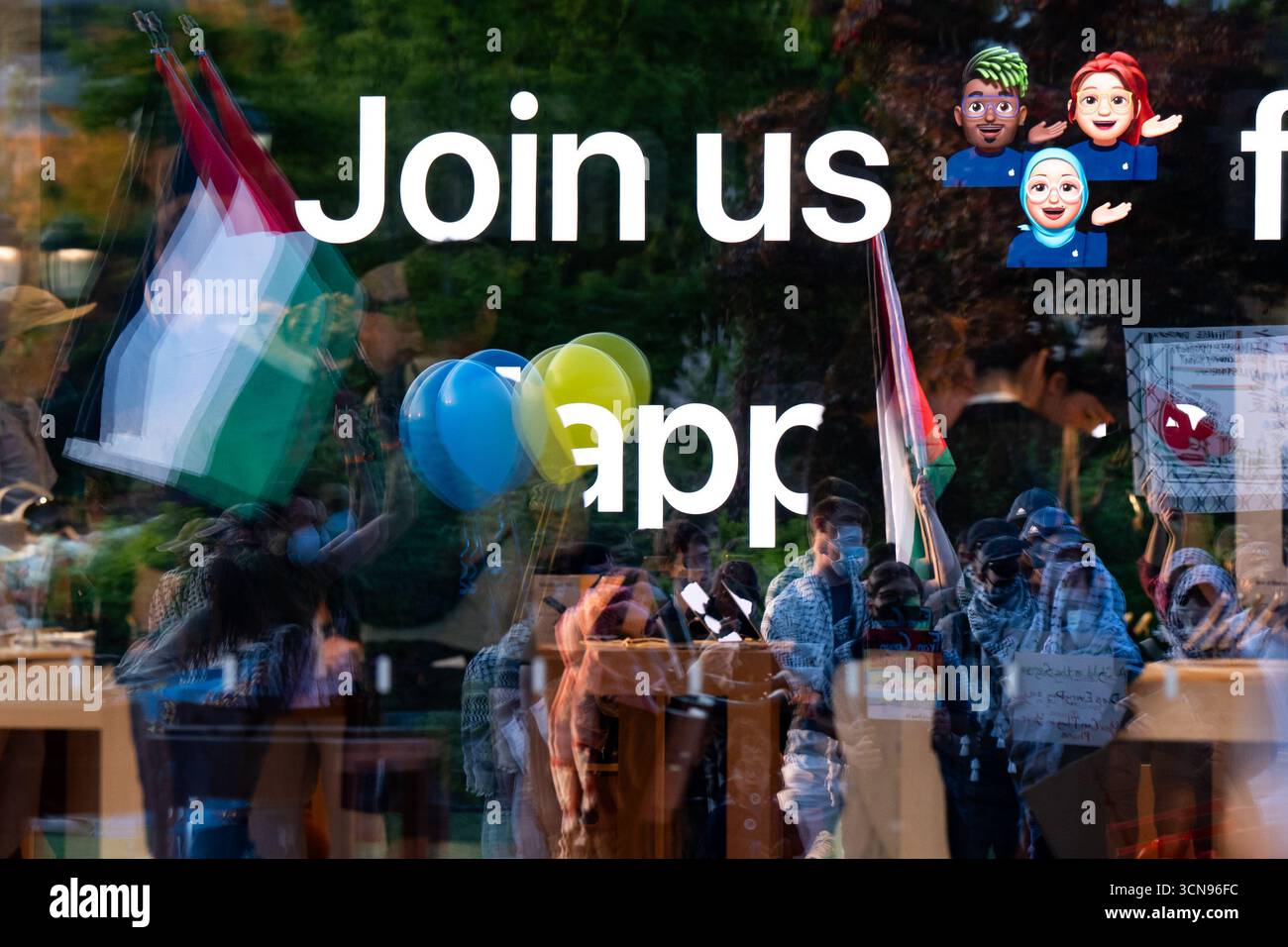 Seattle, USA. 19th Sep, 2025. Just after 6:00pm Pro Palestine ...