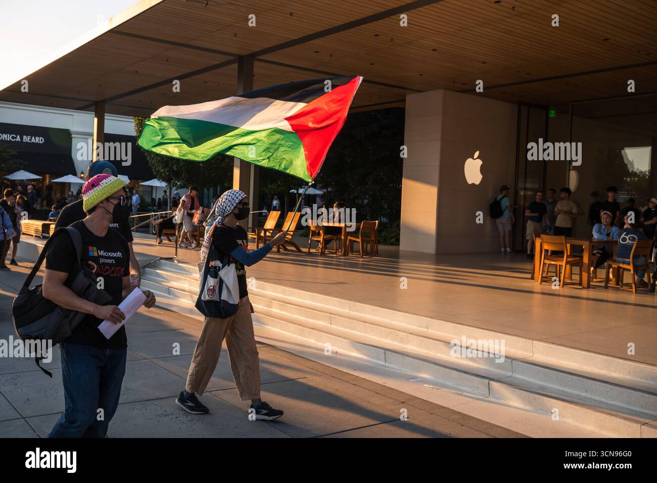 Seattle, USA. 19th Sep, 2025. Just after 6:00pm Pro Palestine ...