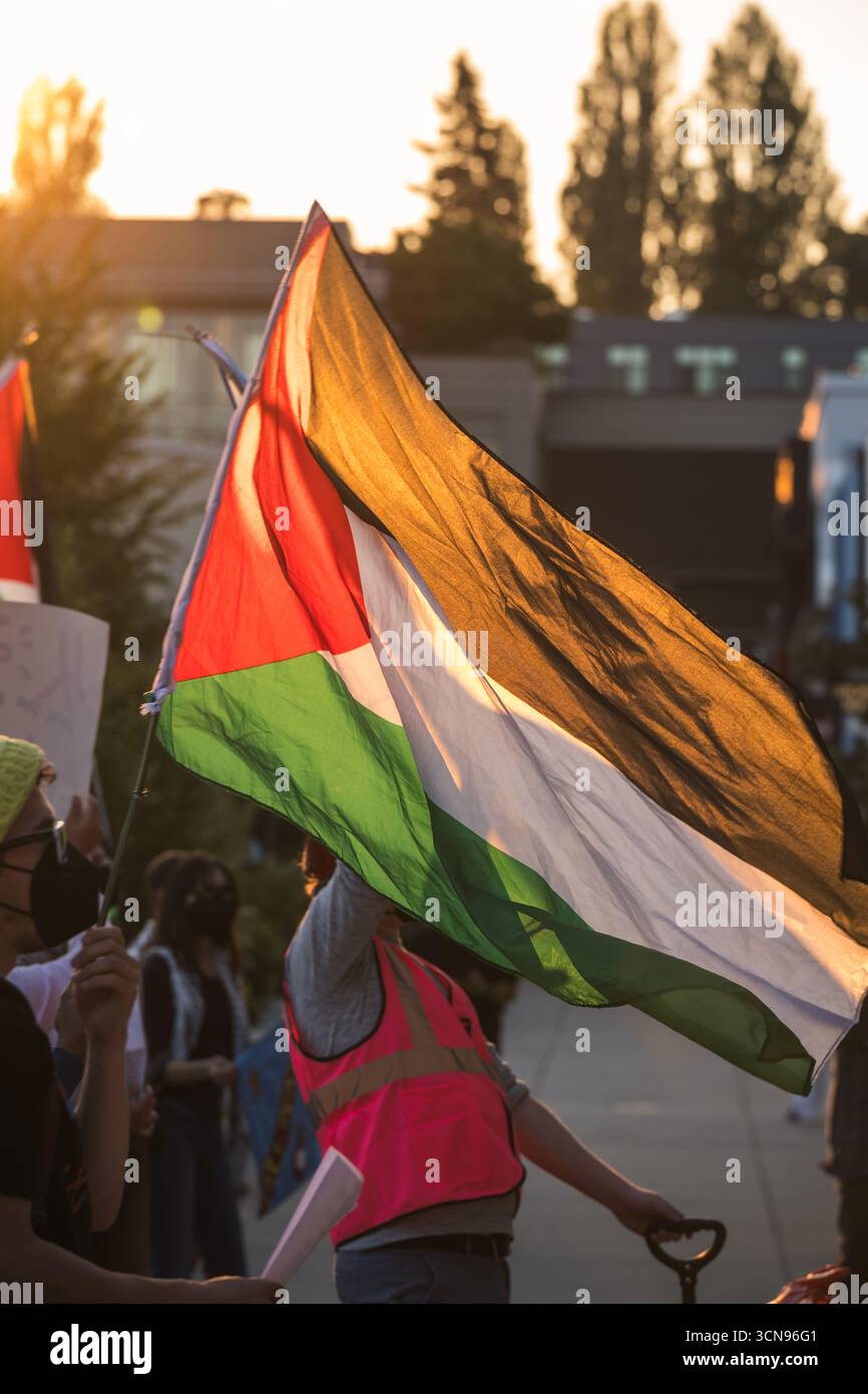 Seattle, USA. 19th Sep, 2025. Just after 6:00pm Pro Palestine ...