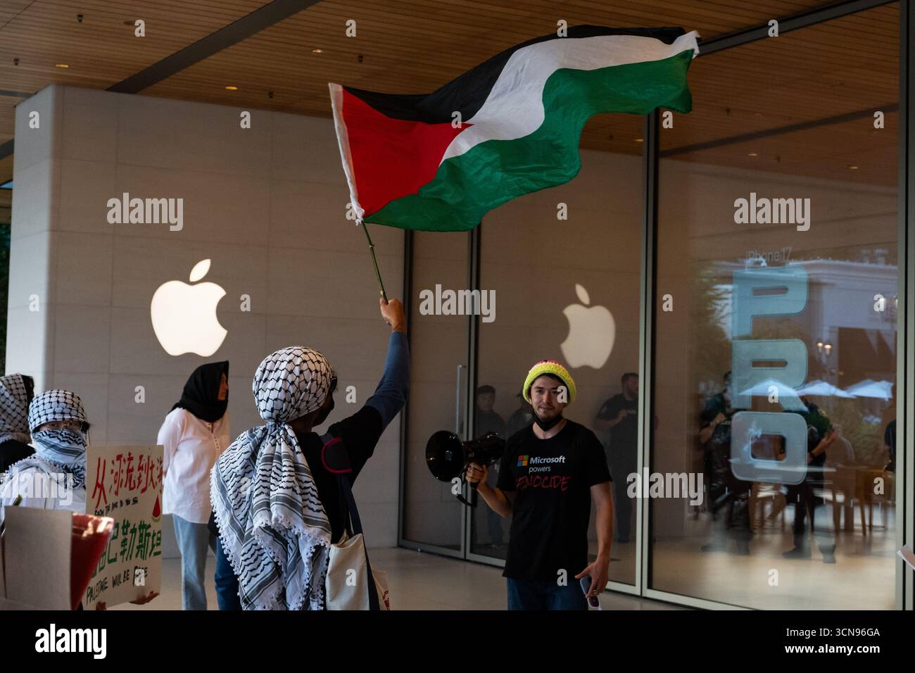 Seattle, USA. 19th Sep, 2025. Just after 6:00pm Pro Palestine ...