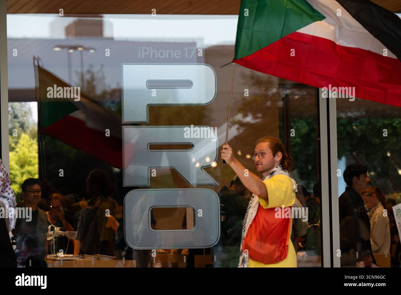 Seattle, USA. 19th Sep, 2025. Just after 6:00pm Pro Palestine ...