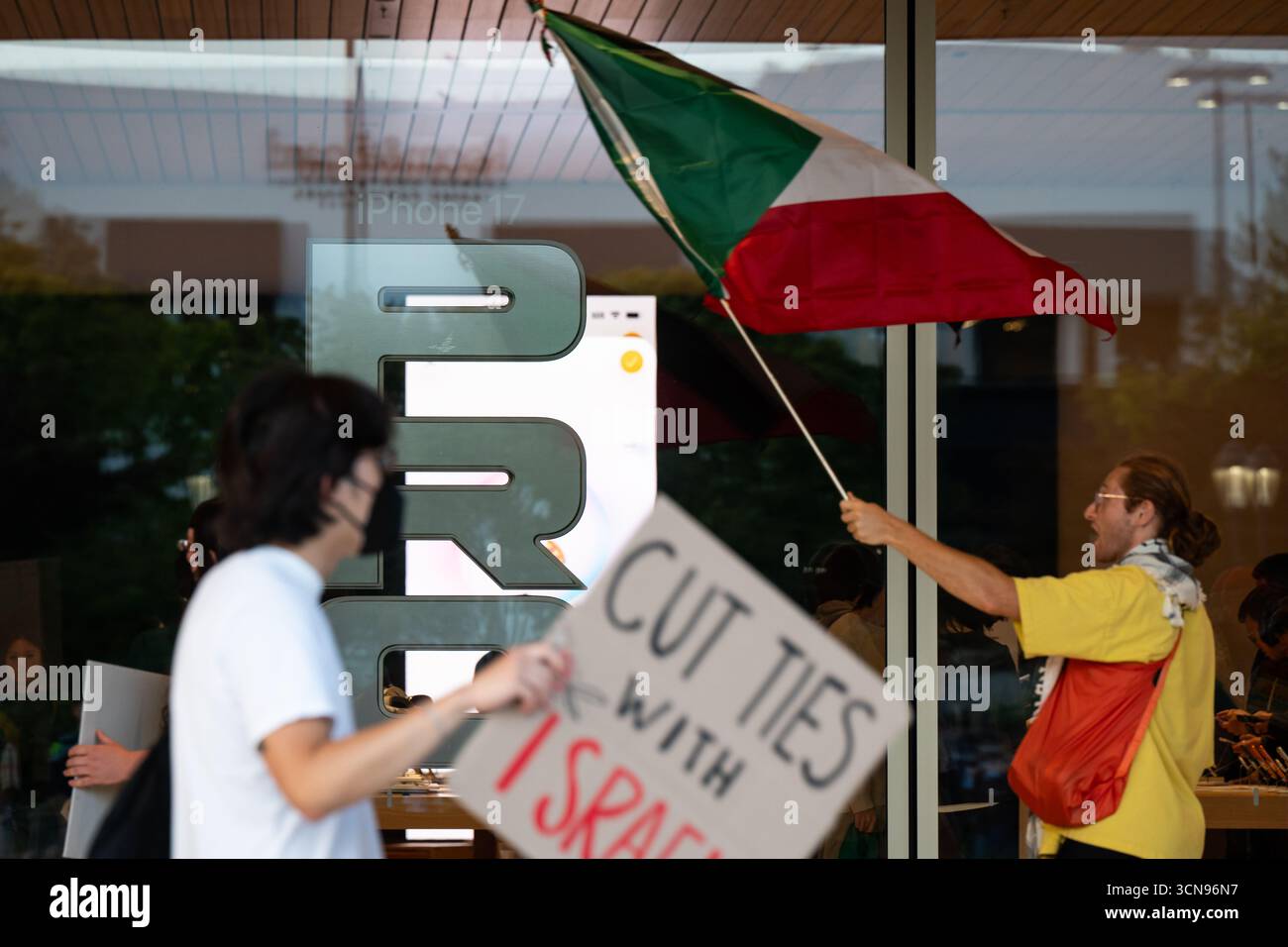 Seattle, USA. 19th Sep, 2025. Just after 6:00pm Pro Palestine ...