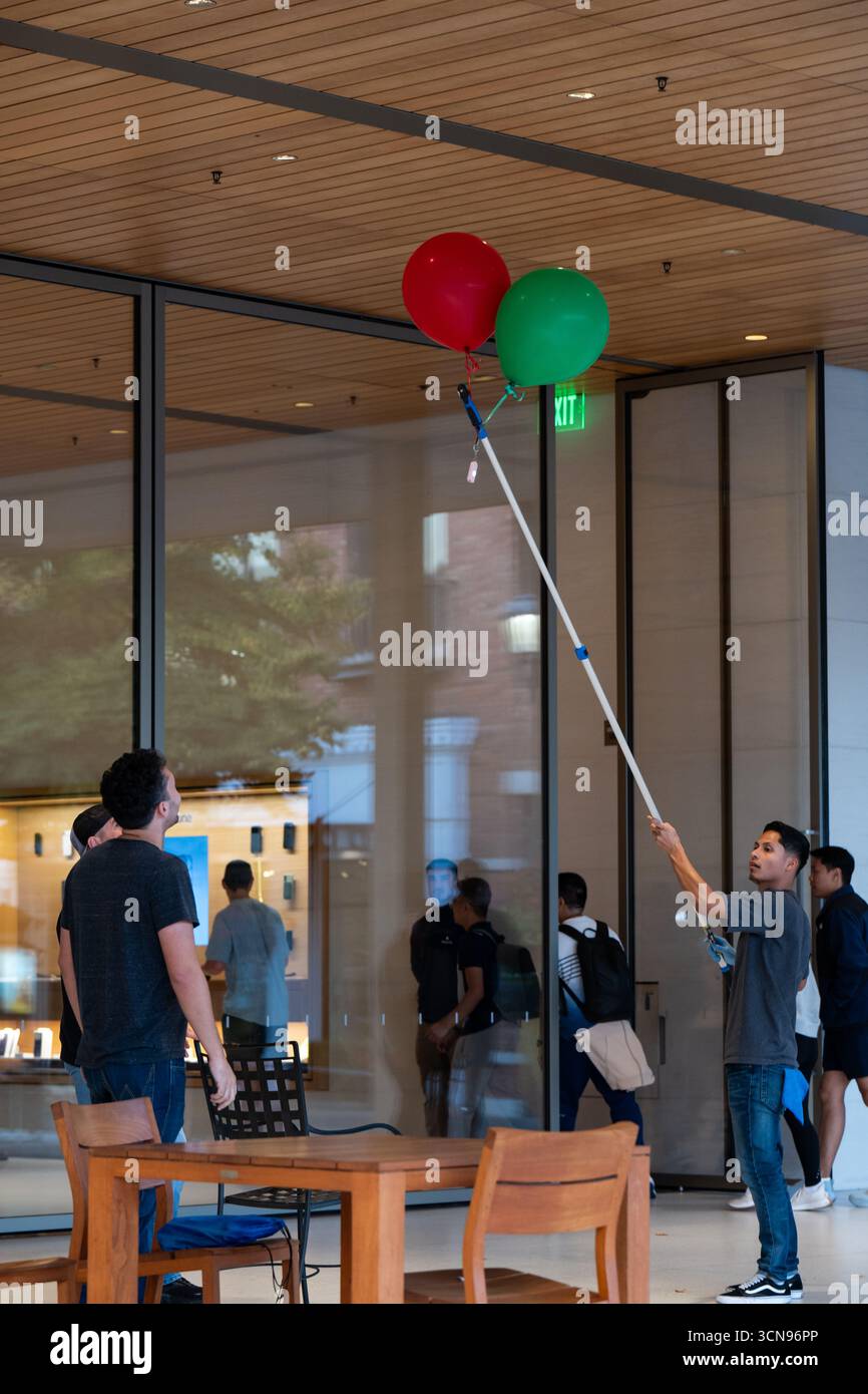 Seattle, USA. 19th Sep, 2025. Just after 6:00pm Pro Palestine ...