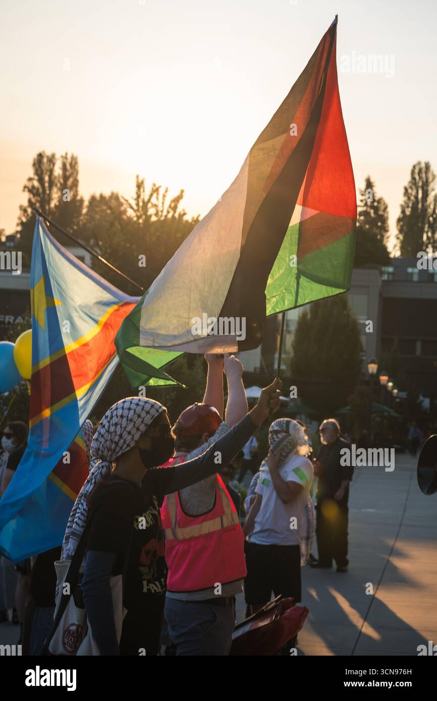 Seattle, USA. 19th Sep, 2025. Just after 6:00pm Pro Palestine ...