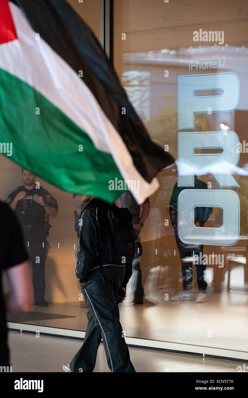 Seattle, USA. 19th Sep, 2025. Just after 6:00pm Pro Palestine ...