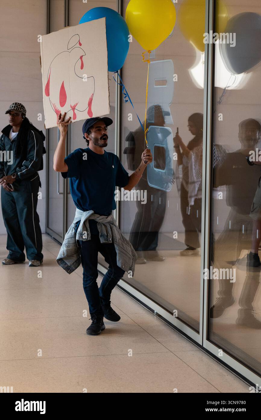 Seattle, USA. 19th Sep, 2025. Just after 6:00pm Pro Palestine ...