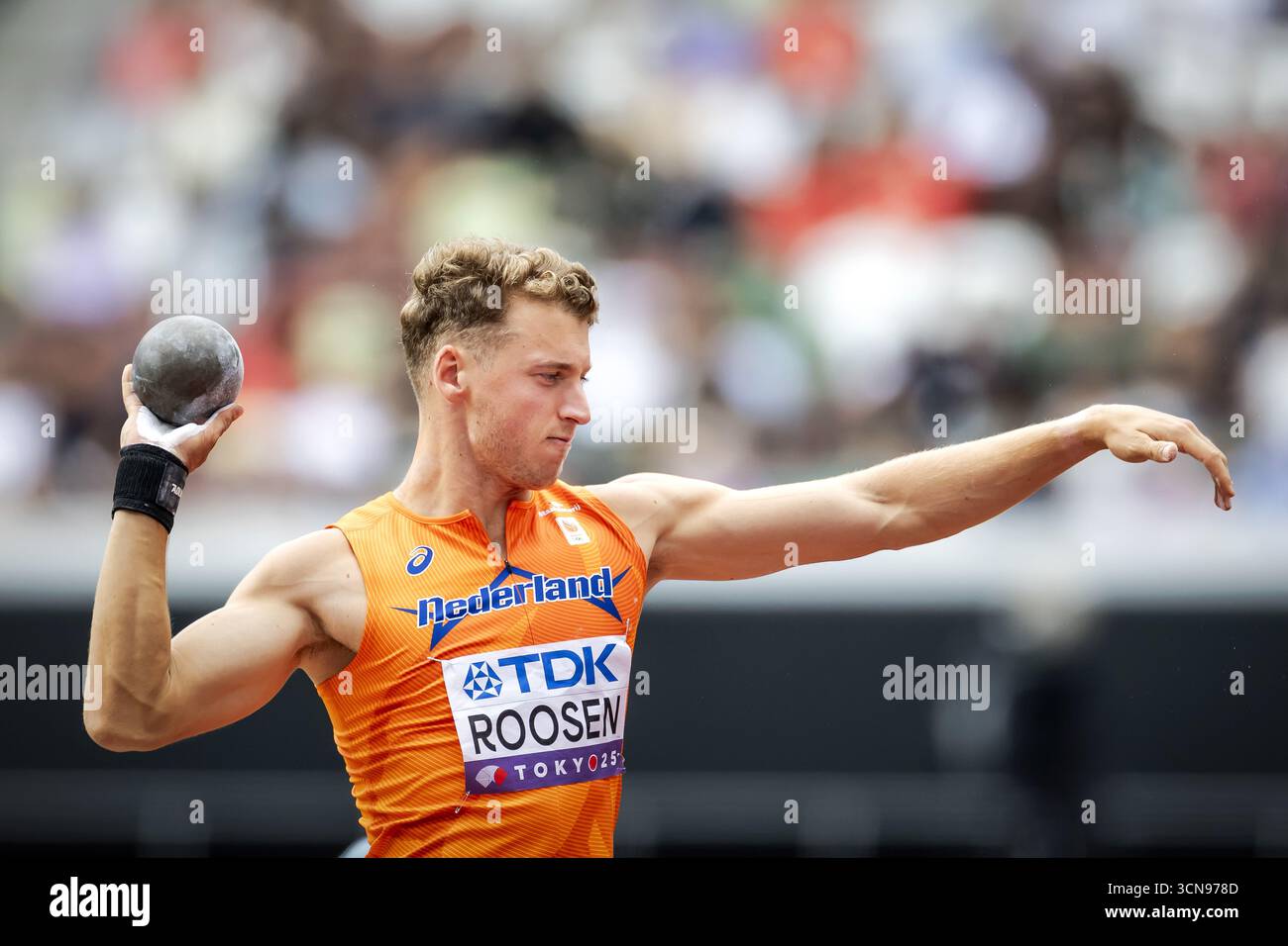 TOKYO - Sven Roosen in the shot put event of the decathlon at the World ...
